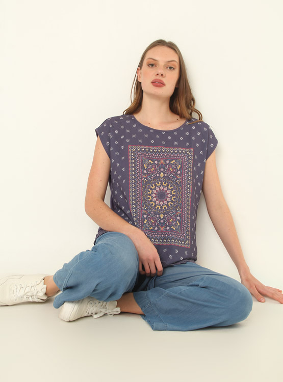 POLERA AZIZ ESTAMPADA